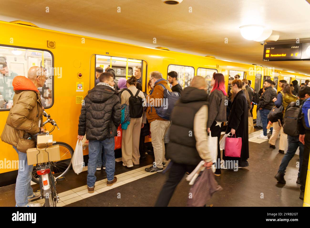 U-Bahn Station Hermannplatz, U8, Bahnsteig, BVG, oeffentlicher ...