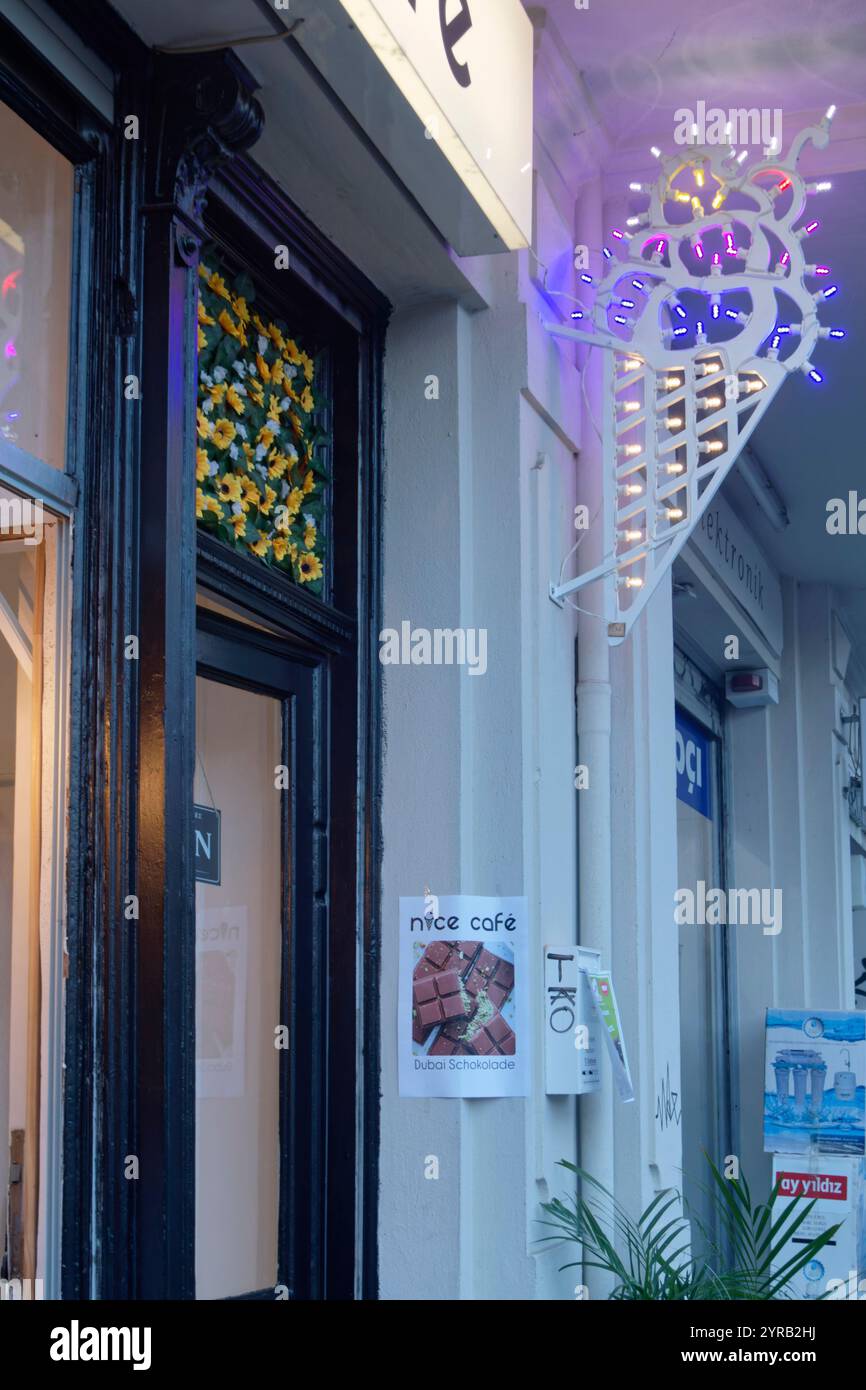 Dubai Schokolade, Nice Cafe ,Berlin-Neukölln Stock Photo - Alamy