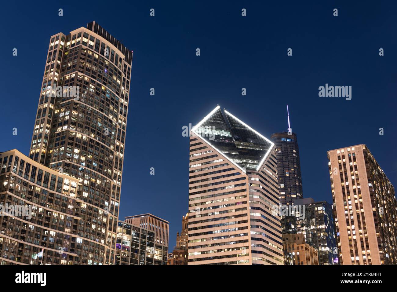 Business city. Night cityscape of Chicago skyscraper building. Chicago ...