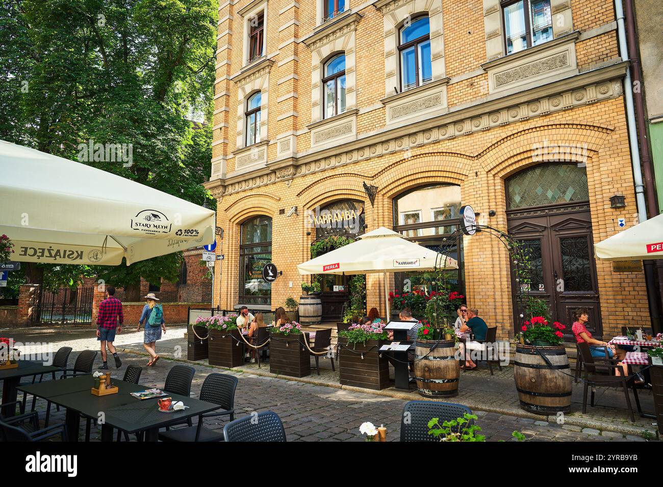 Outdoor café scene in hi-res stock photography and images - Alamy