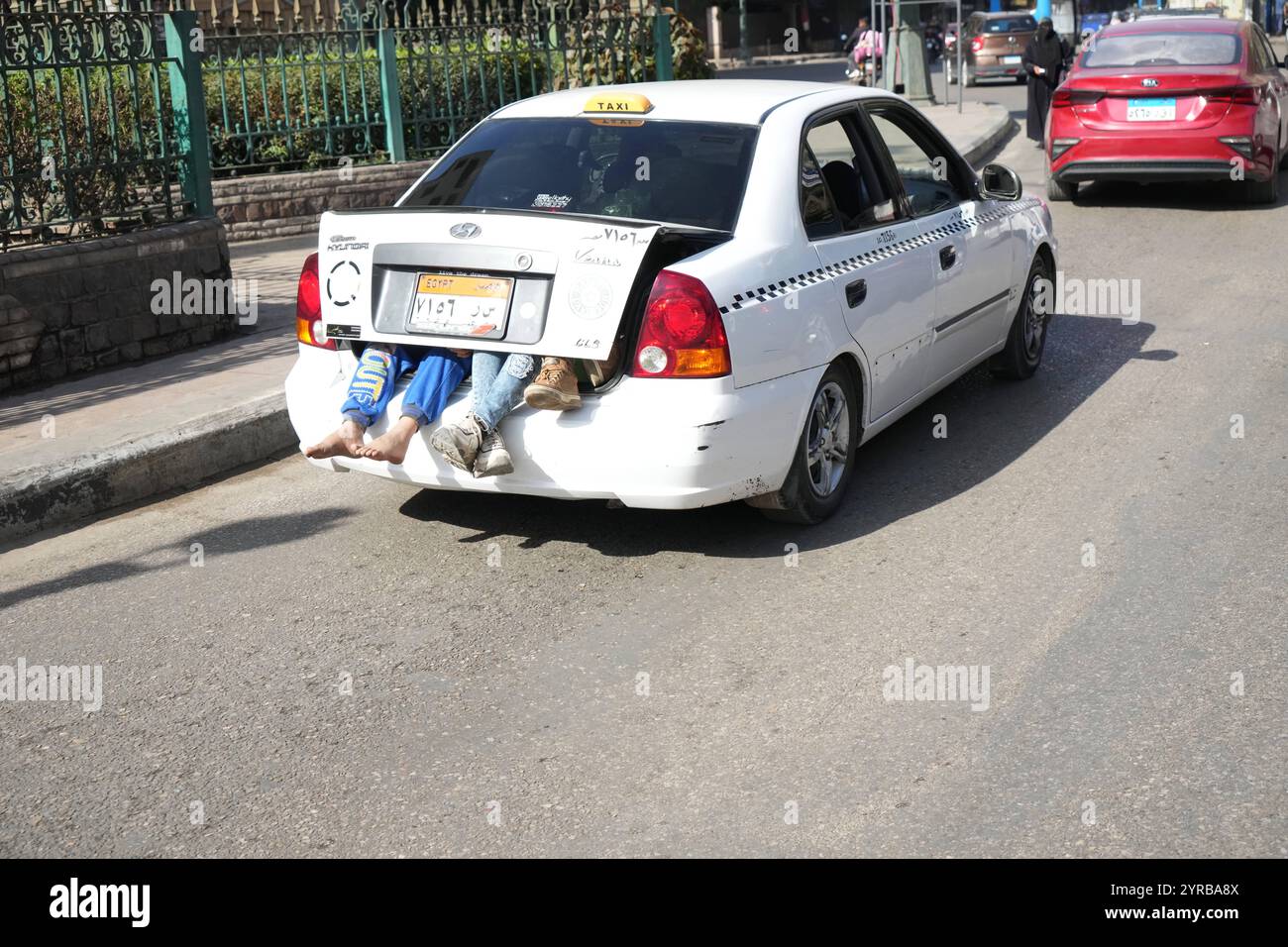 Kairo Ägypten, 20241124, Strassenansicht, vollbesetztes Taxi ...