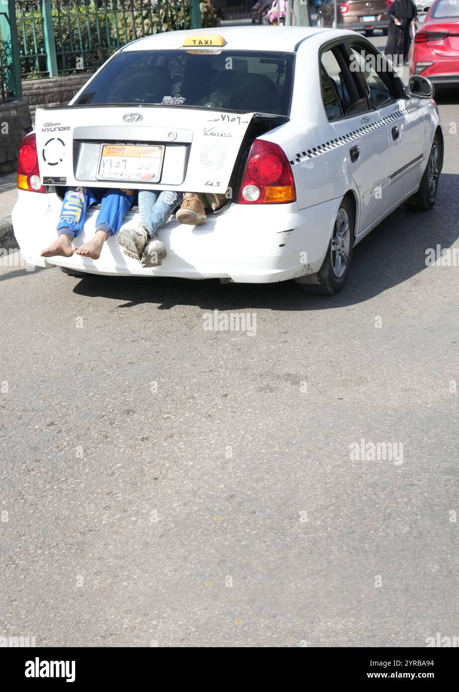 Kairo Ägypten, 20241124, Strassenansicht, vollbesetztes Taxi ...