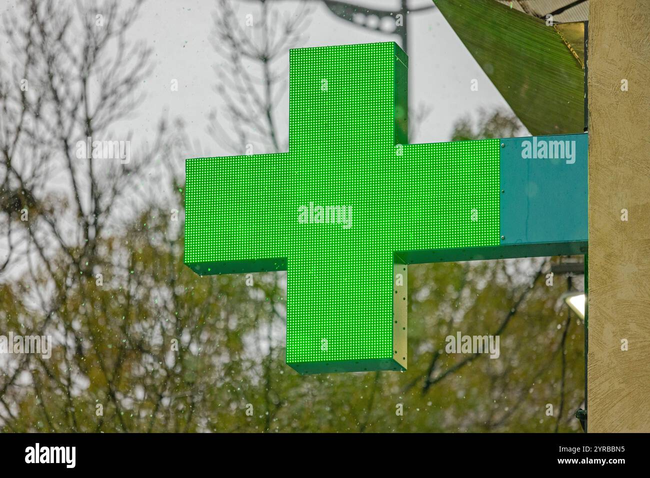 Big Led Green Cross Sign at Pharmacy Building Stock Photo - Alamy