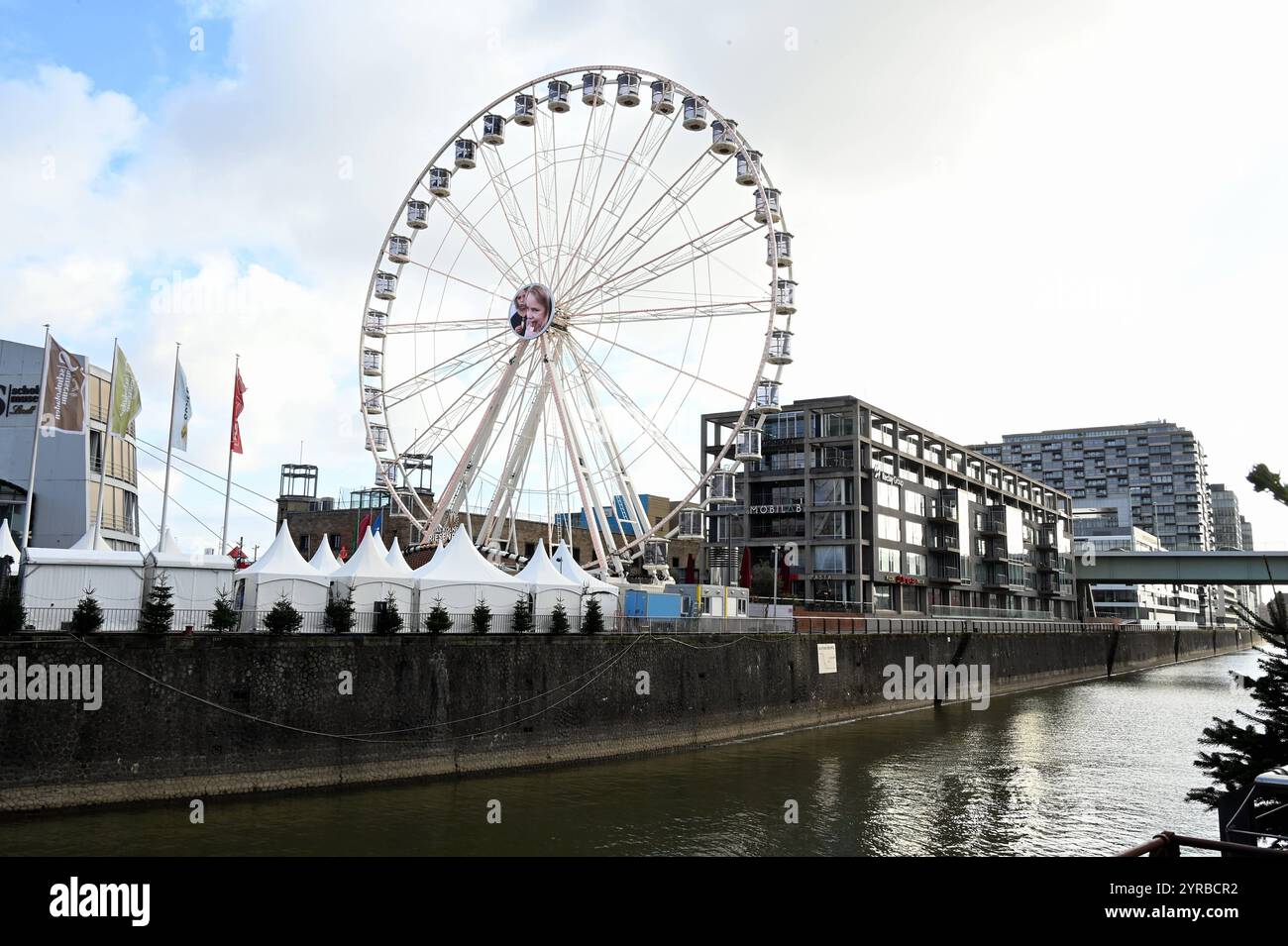 Köln Stadtansicht, Riesenrad im Rheinauhafen am Schokoladenmuseum. Mit ...