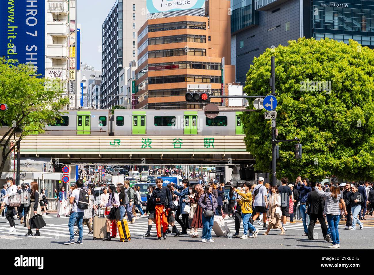 Crowds famous shibuya crossing on hi-res stock photography and images ...