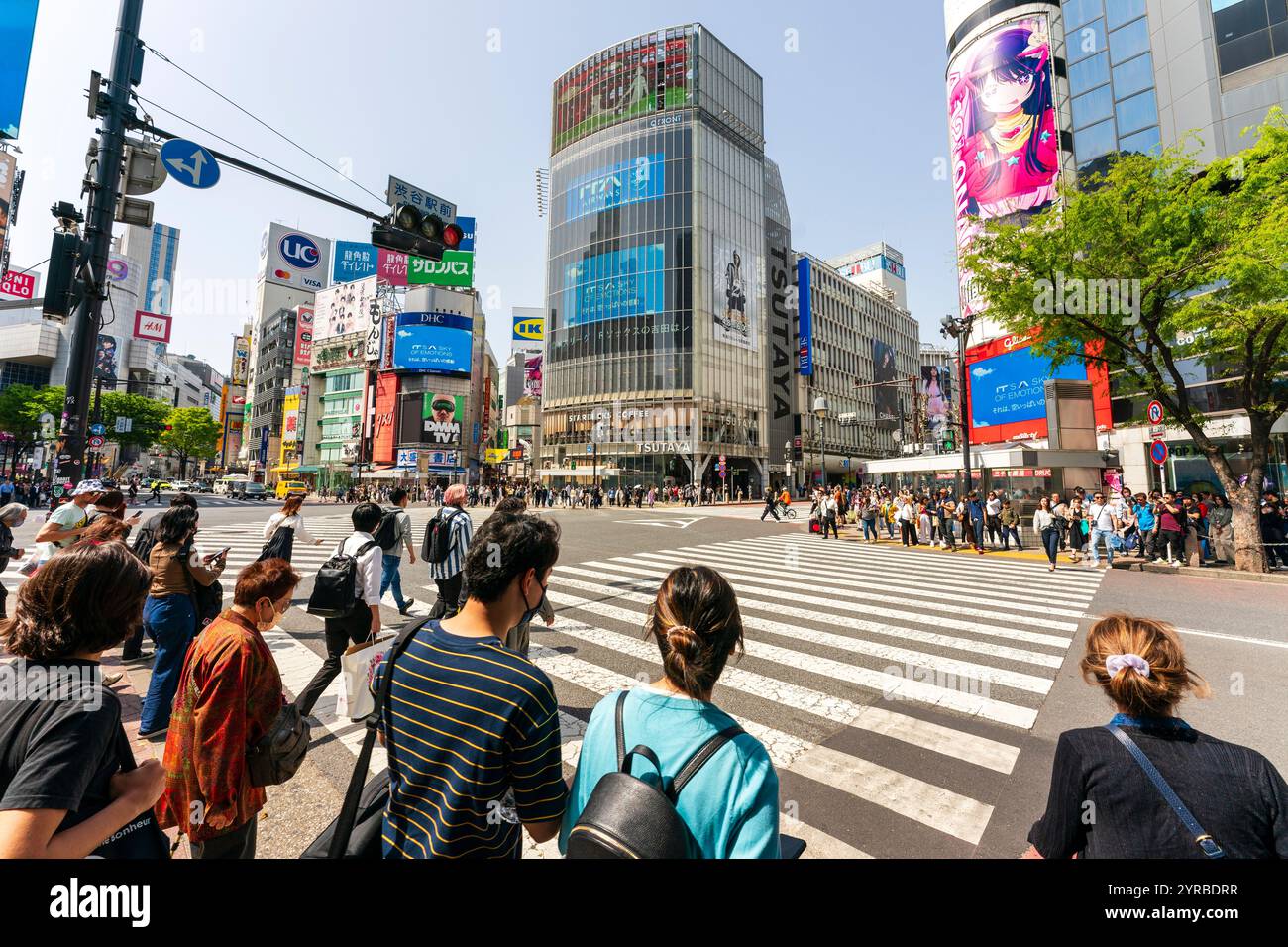 People crossing the famous scramble crossing at Shibuya in front of the ...
