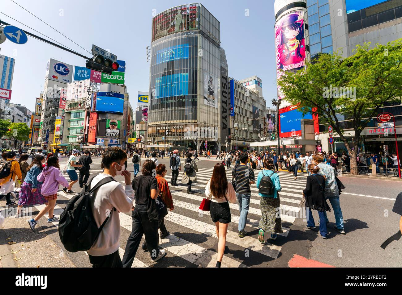 People crossing the famous scramble crossing at Shibuya in front of the ...