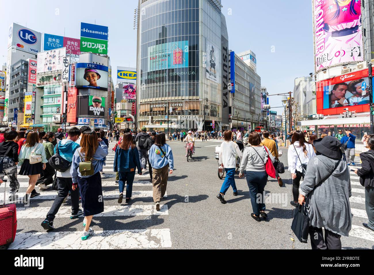 People crossing the famous scramble crossing at Shibuya in front of the ...