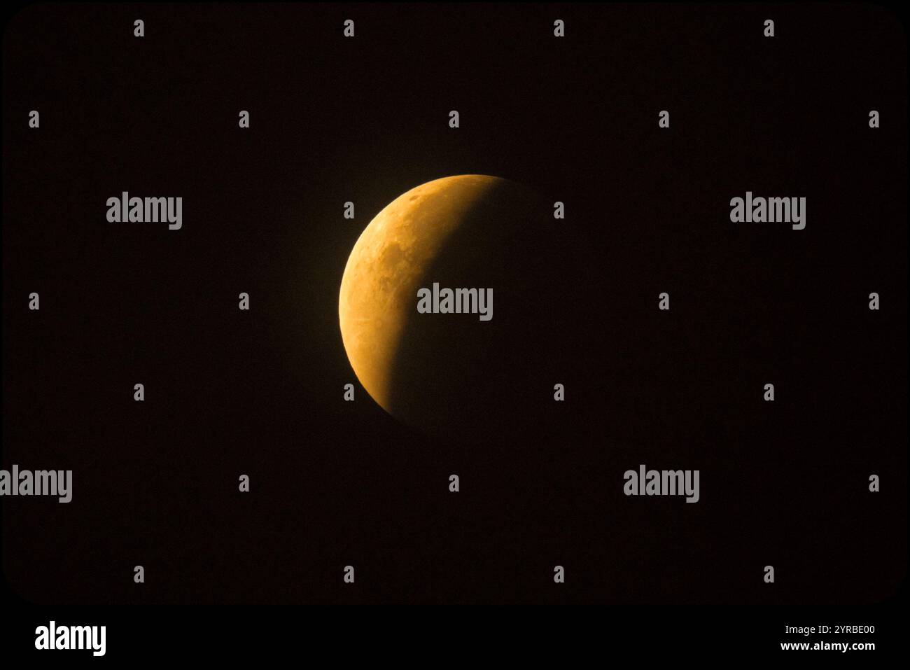 November 2021 lunar eclipse hi-res stock photography and images - Alamy