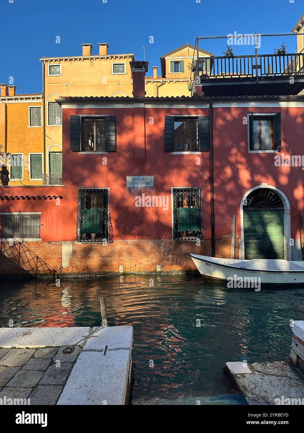 Venice house on the water Stock Photo - Alamy