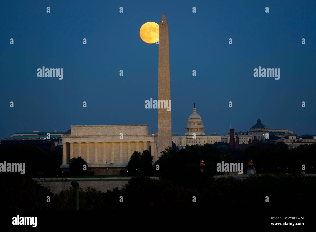 SEPTEMBER 2021, WASHINGTON D.C., USA - Full moon rises over three ...