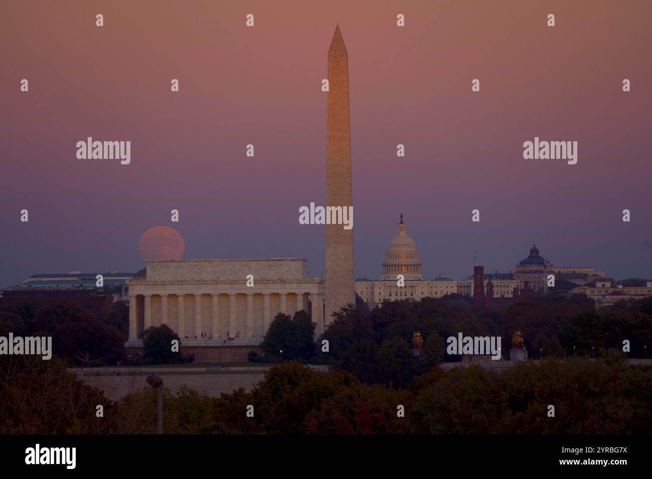 SEPTEMBER 2021, WASHINGTON D.C., USA - Full moon rises over three ...