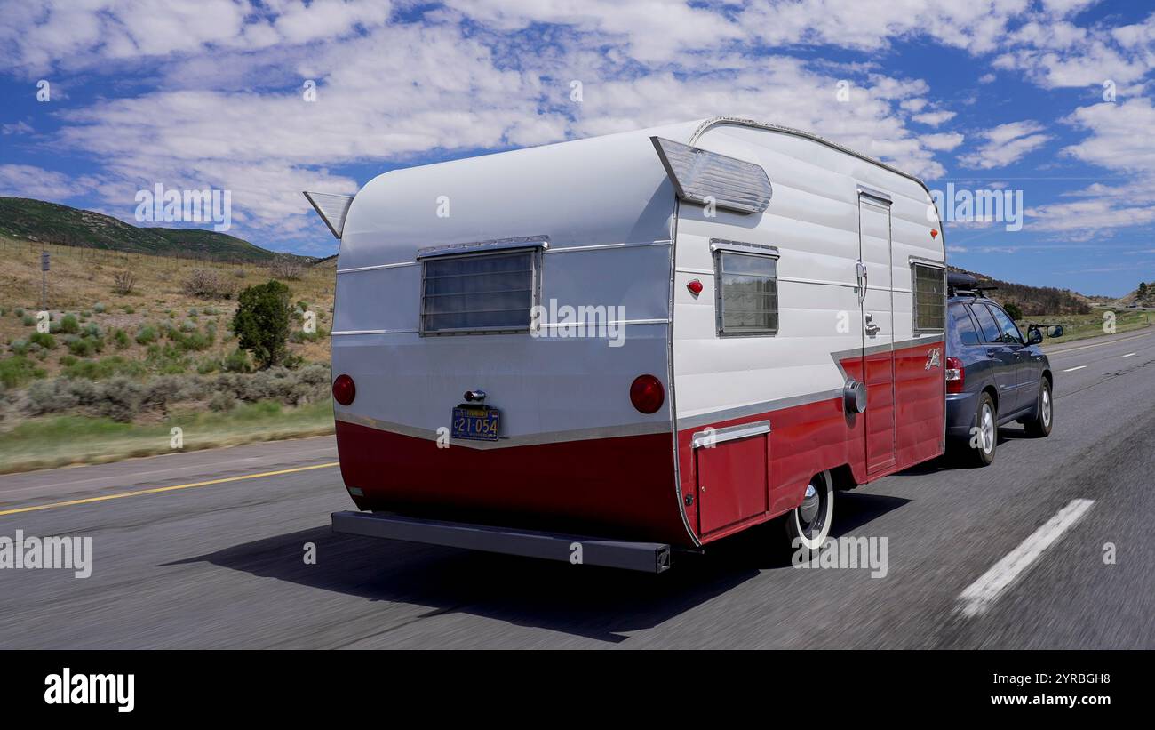 INTERSTATE 40 - ARIZONA, USA - vintage trailer is driving east on 40 ...