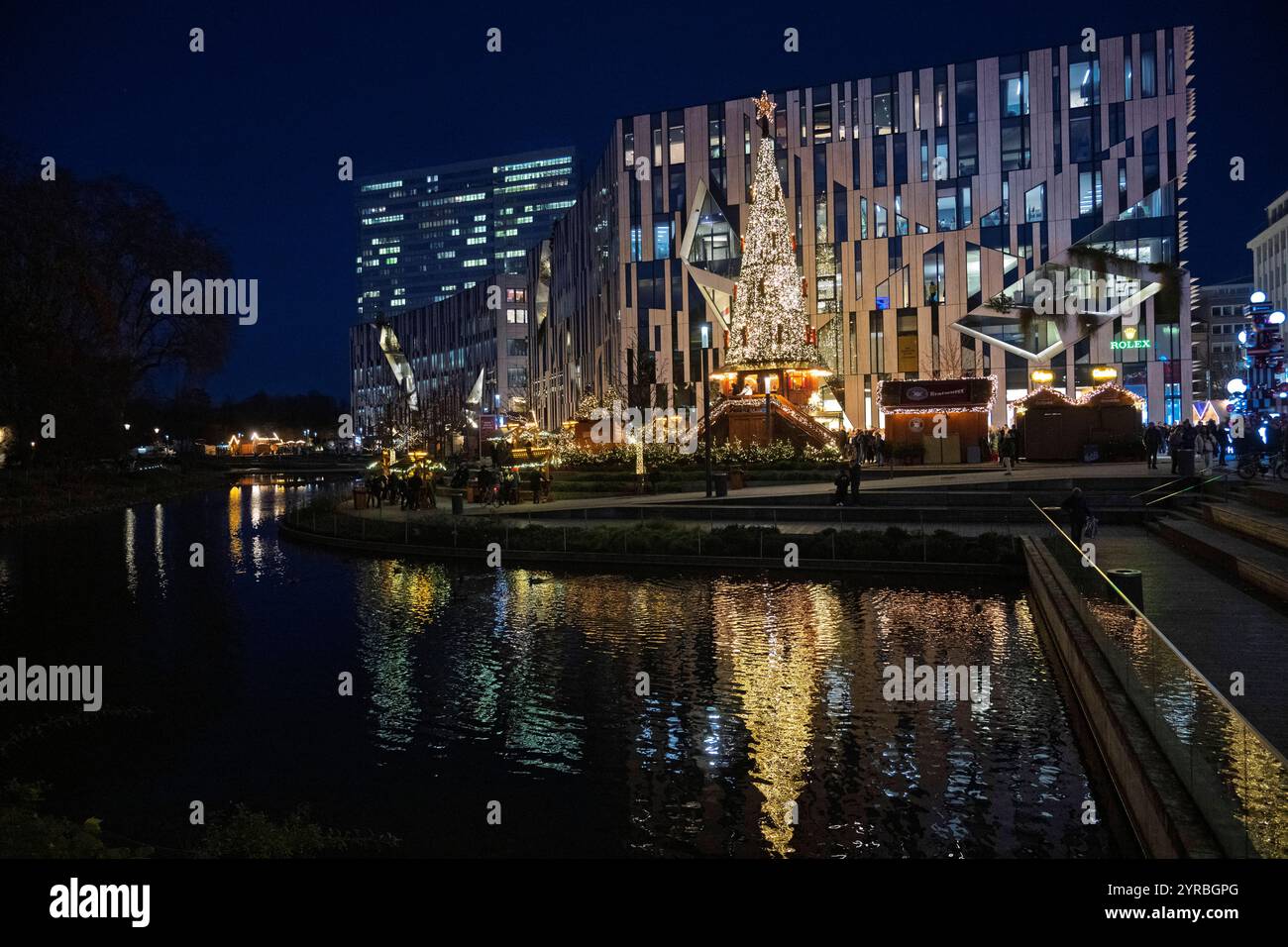 geschmückter Weihnachtsbaum und Weihnachtsmarkt vor dem Kö-Bogen ...