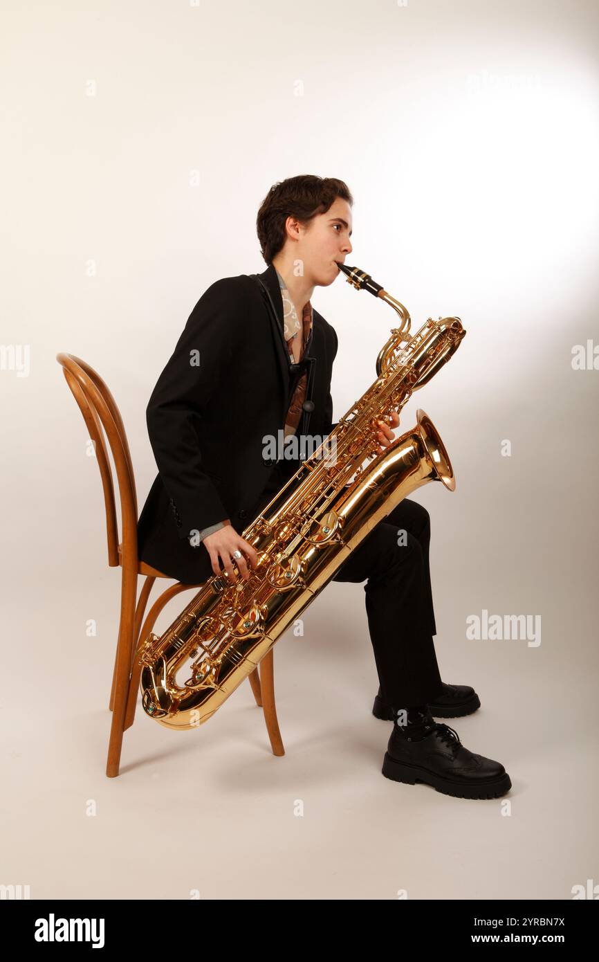 Family young musicians playing hi-res stock photography and images - Alamy