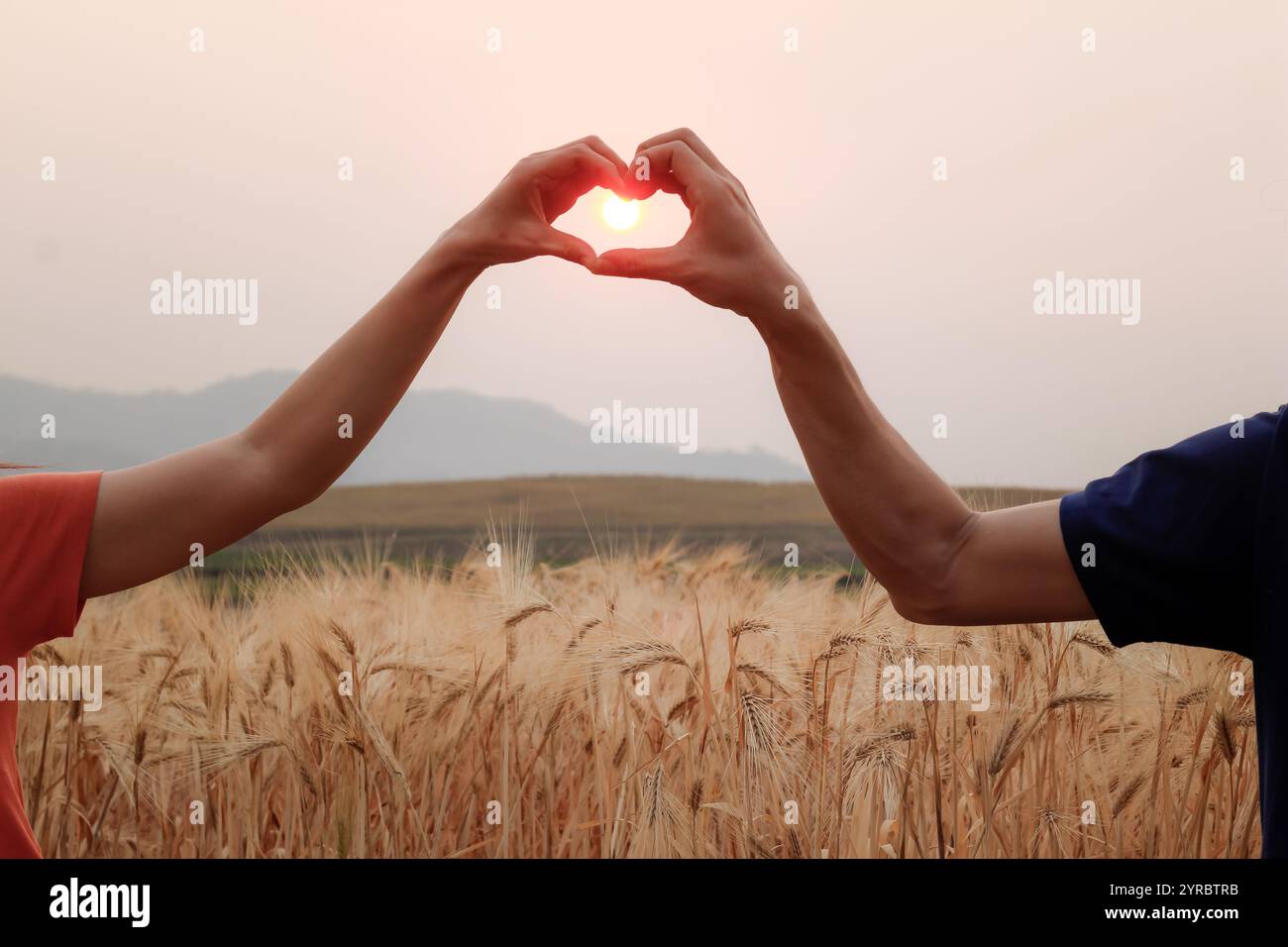 Valentine couples use their hands to make heart symbols to symbolize ...
