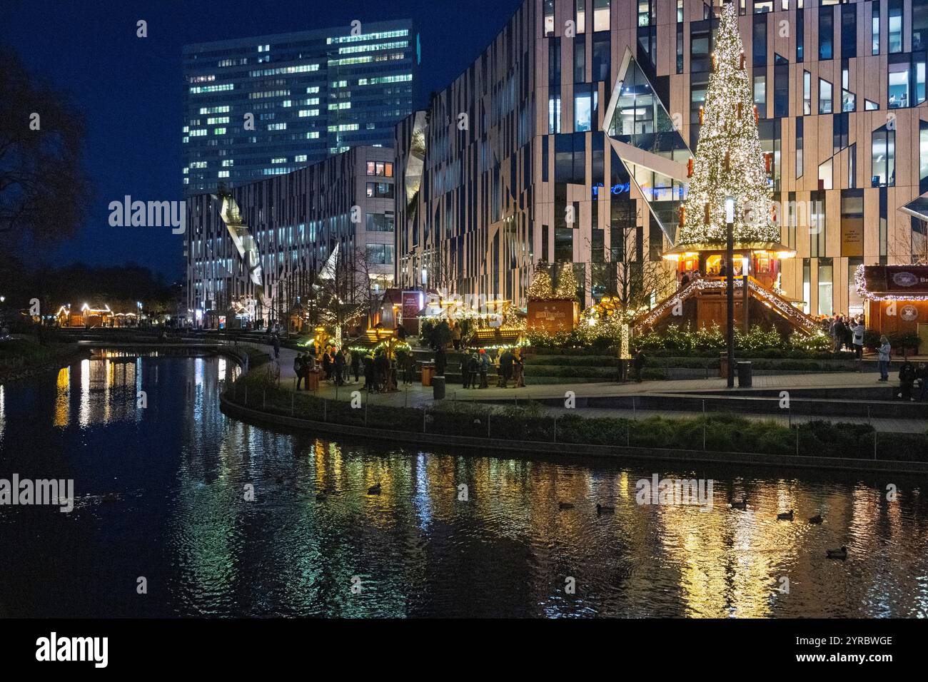 decorated Christmas tree and Christmas market in front of the Kö-Bogen ...
