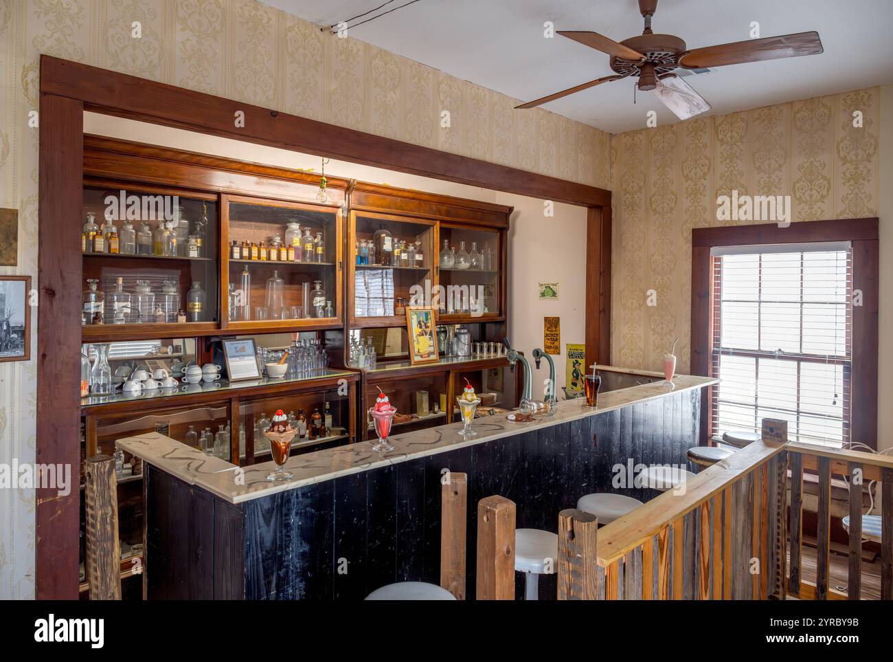 Drug store interior soda fountain hi-res stock photography and images ...