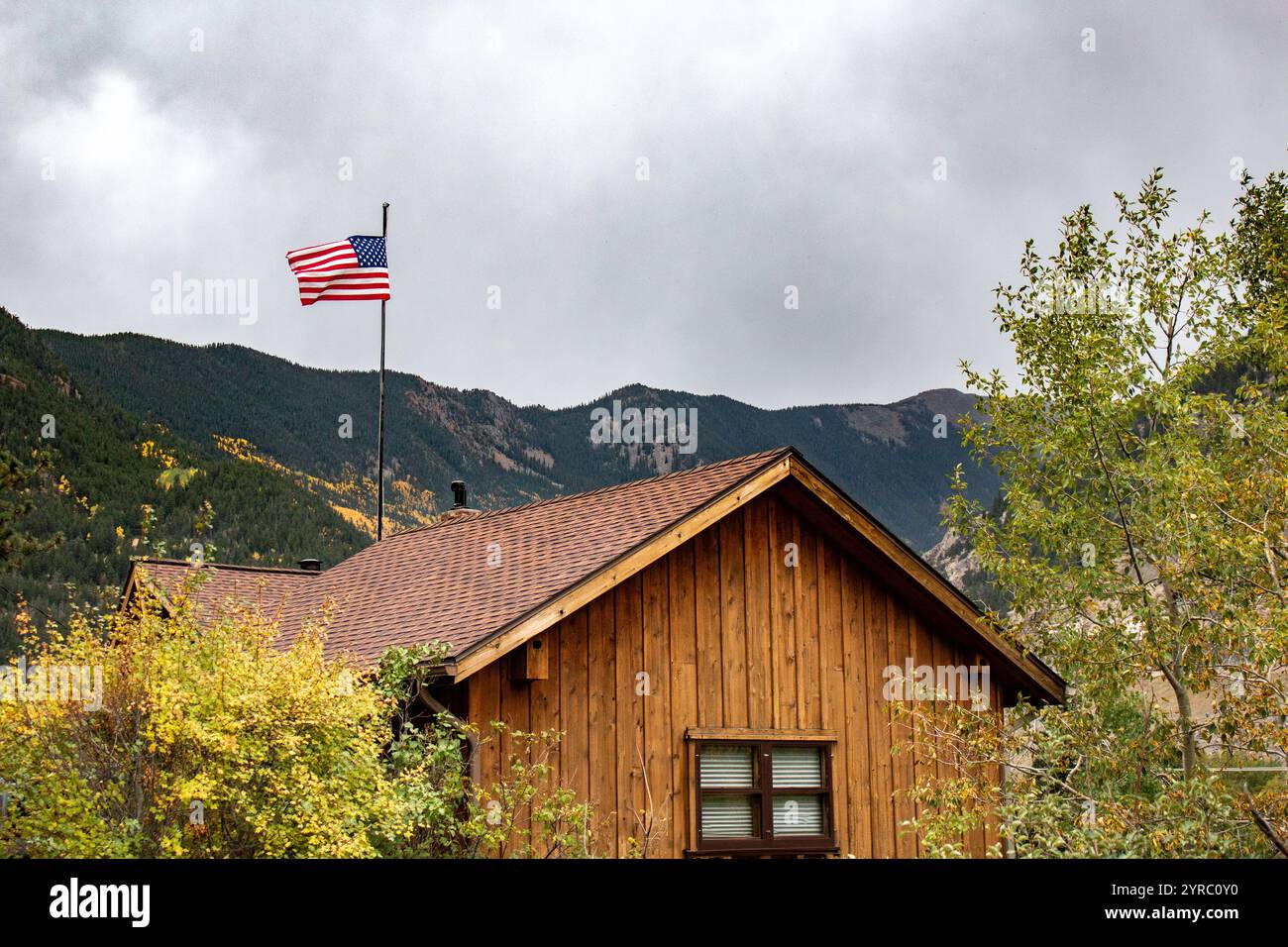 Rustic cabin with flag hi-res stock photography and images - Alamy