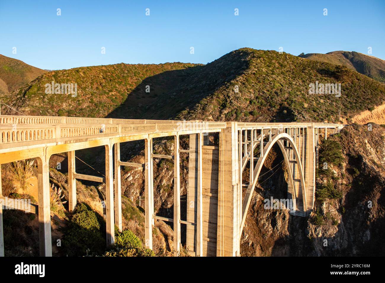 A close-up view of Bixby Creek Bridge in Big Sur, California ...