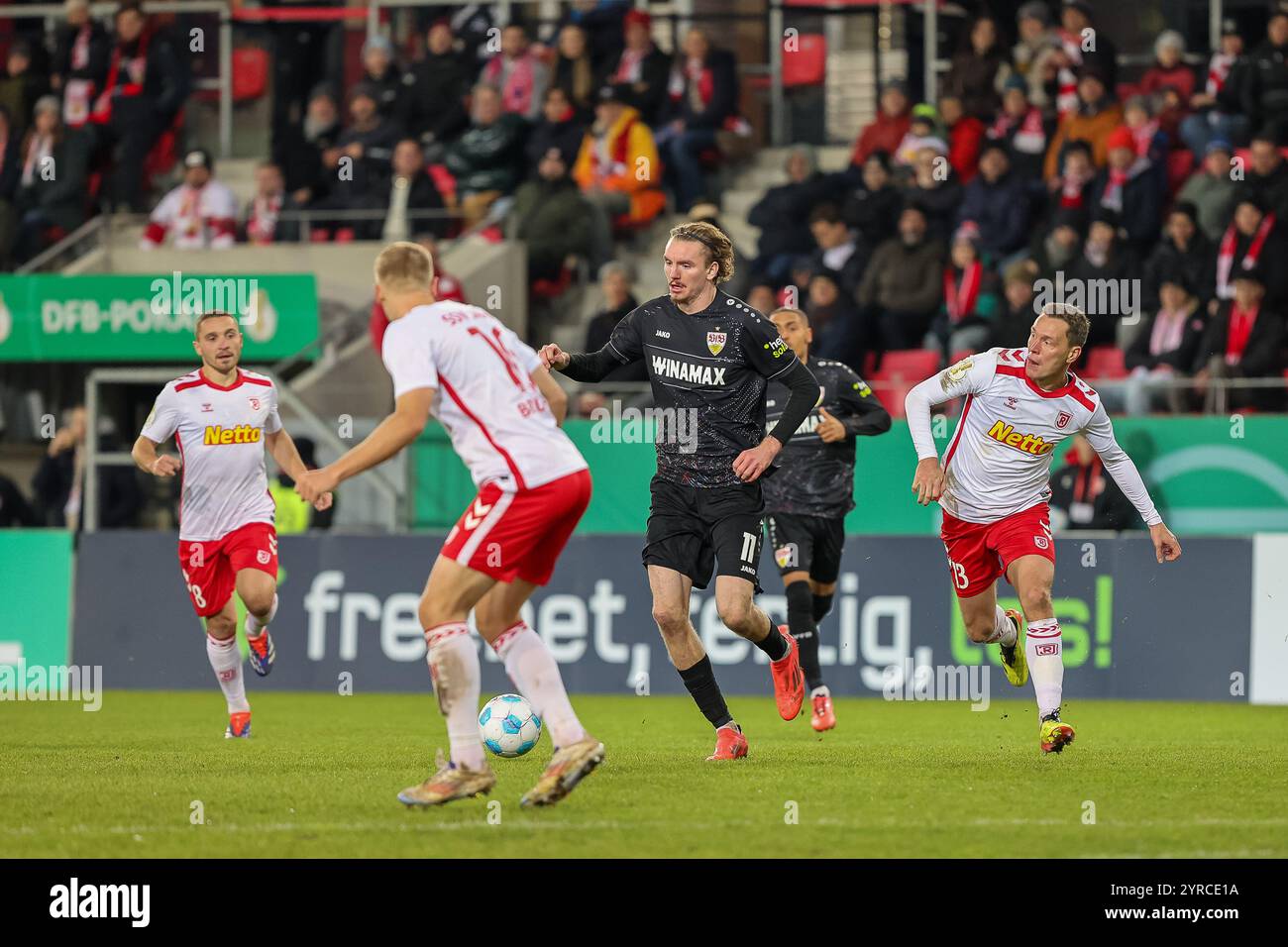 Zweikampf zwischen Nick Woltemade (VfB Stuttgart, #11) und Alexander ...