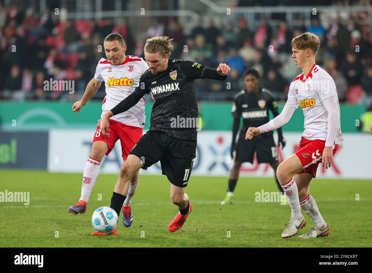 Zweikampf Nick Woltemade (VfB Stuttgart, #11) mit Andreas Geipl (SSV ...