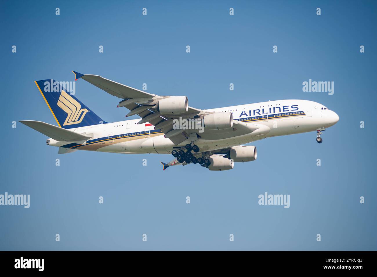 21.10.2024, Singapur, Republik Singapur, Asien - Ein Passagierflugzeug ...