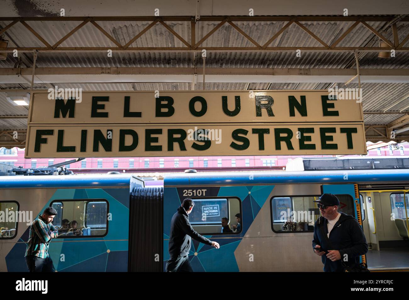28.10.2024, Melbourne, Victoria, Australien - Pendler auf einem ...