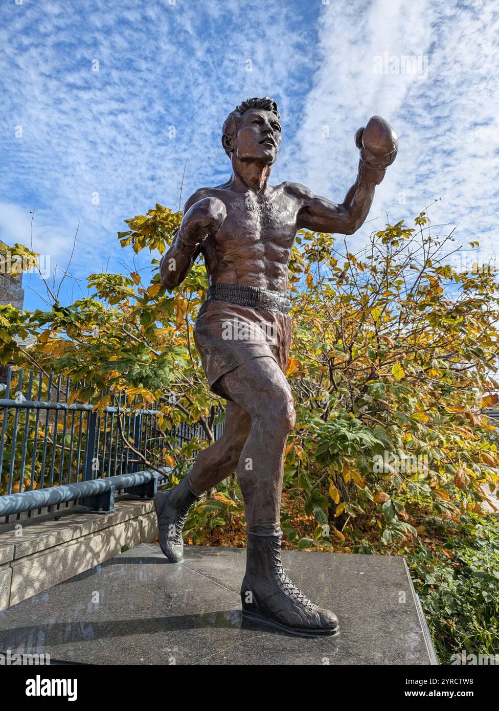 bronze sculpture of boxer tony demarco Stock Photo - Alamy