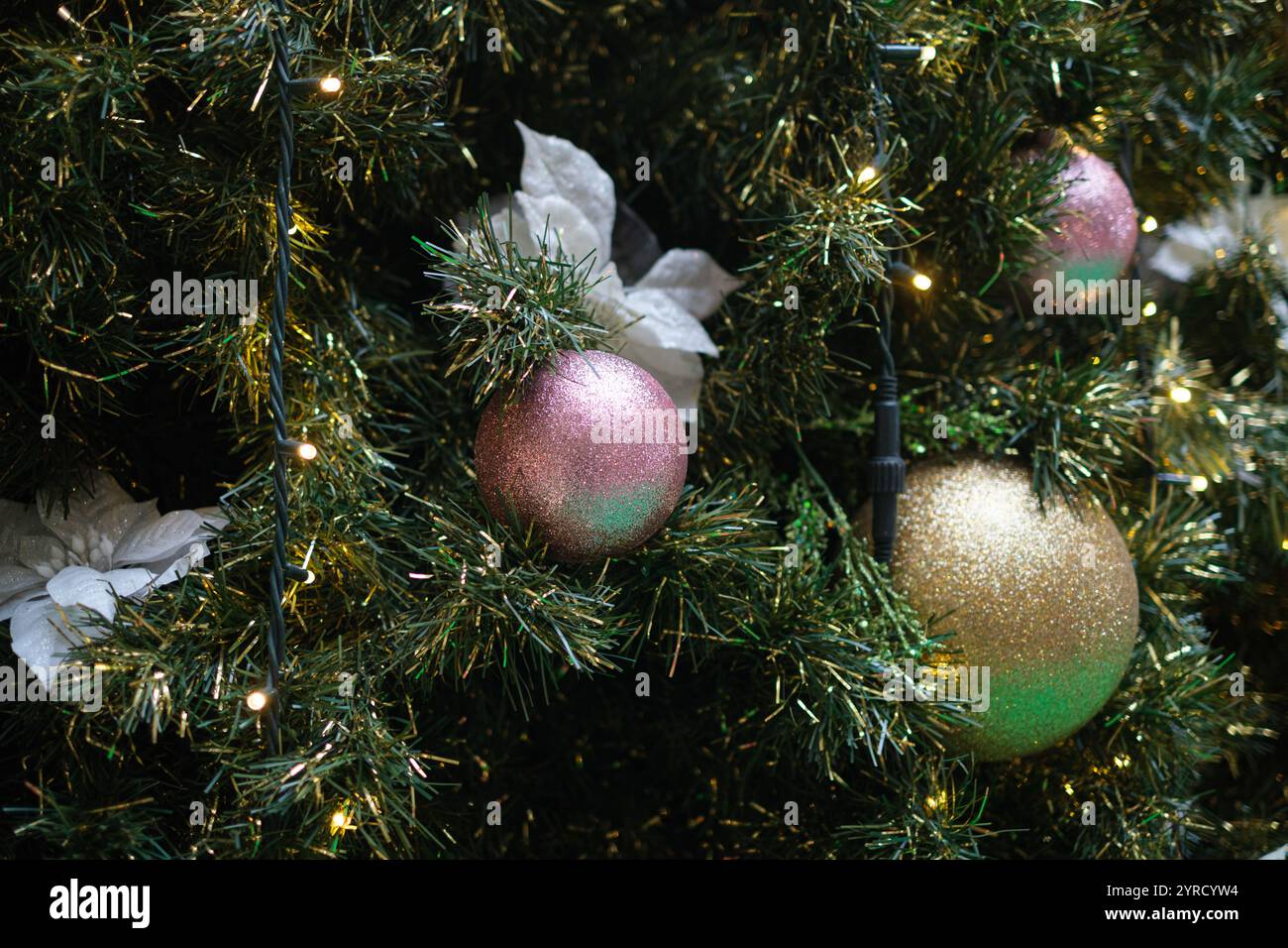 Luxury gold christmas tree decorations hi-res stock photography and ...