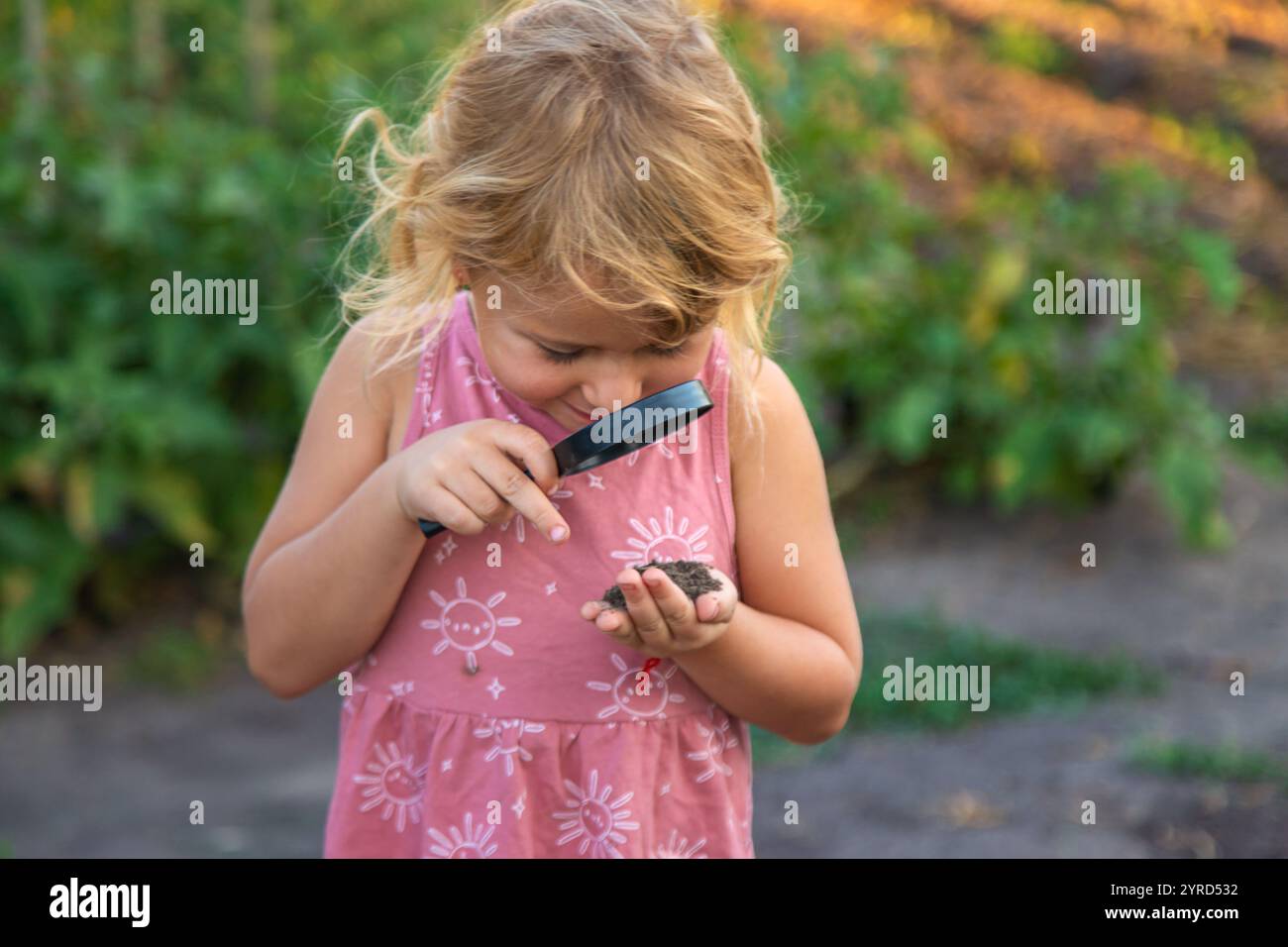 Child looks magnifying glass hi-res stock photography and images - Alamy