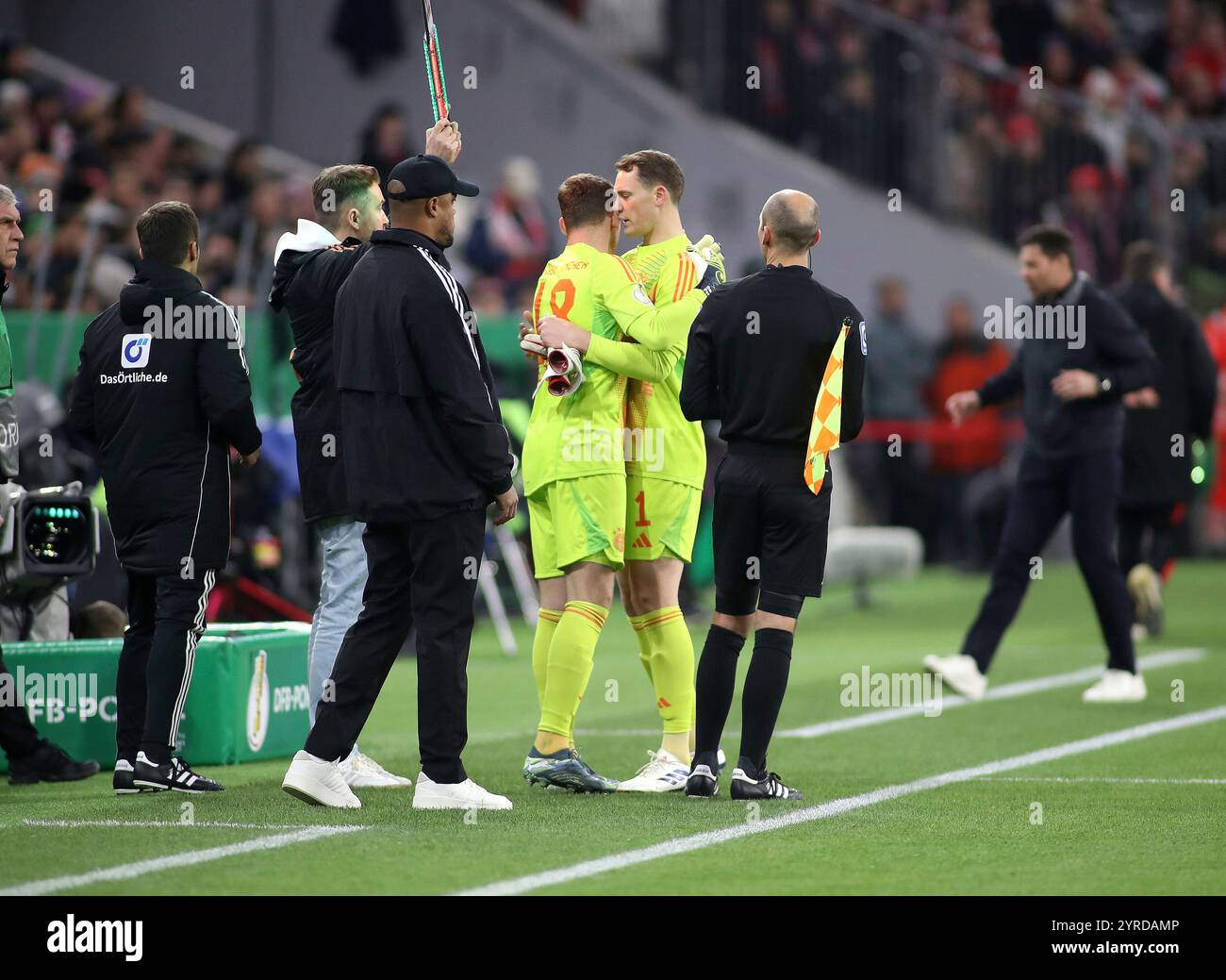 Hier umarmen mit daniel peretz fc bayern munchen li hi-res stock ...