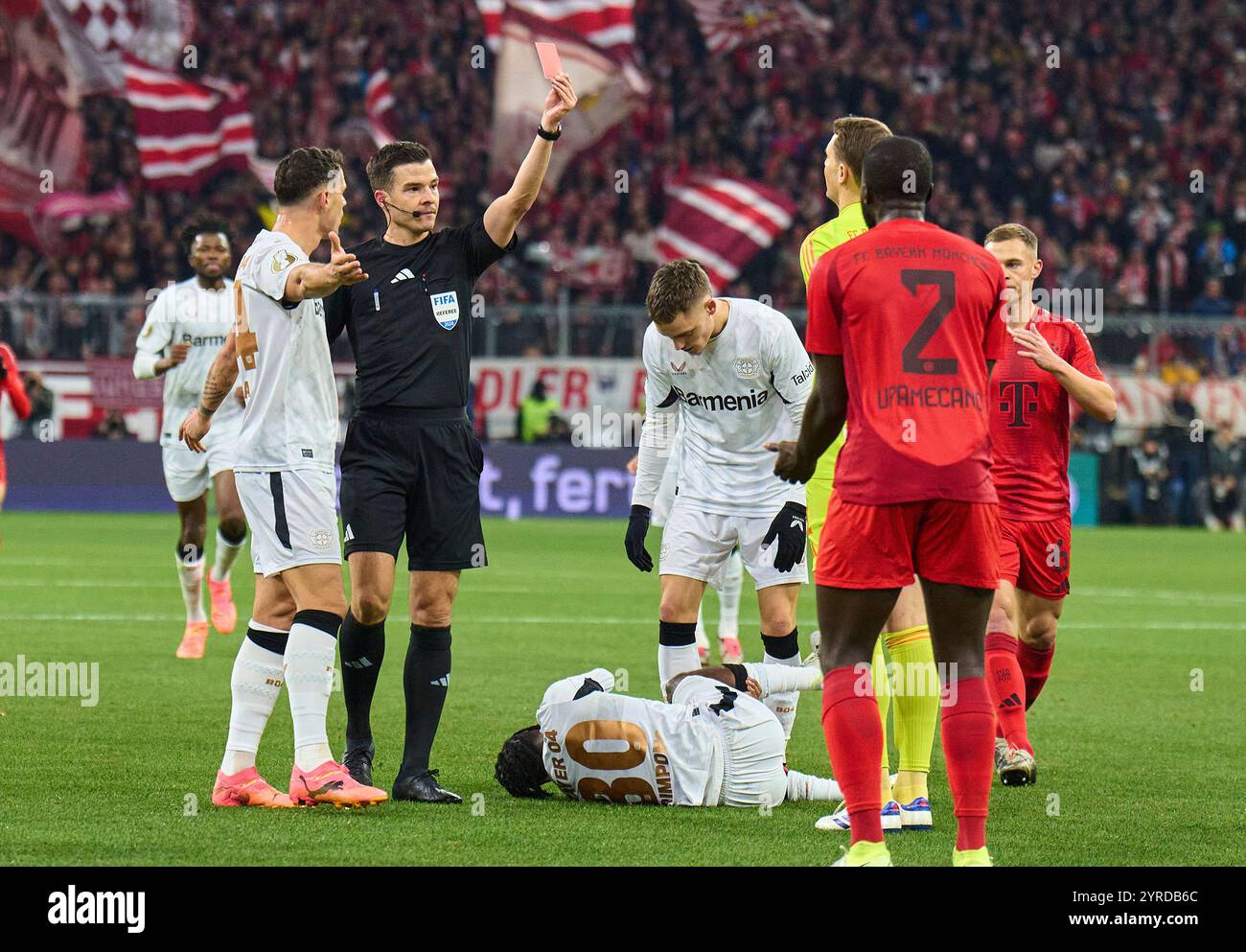 Harm Osmers referee shows red card to Manuel NEUER, goalkeeper FCB 1 in ...