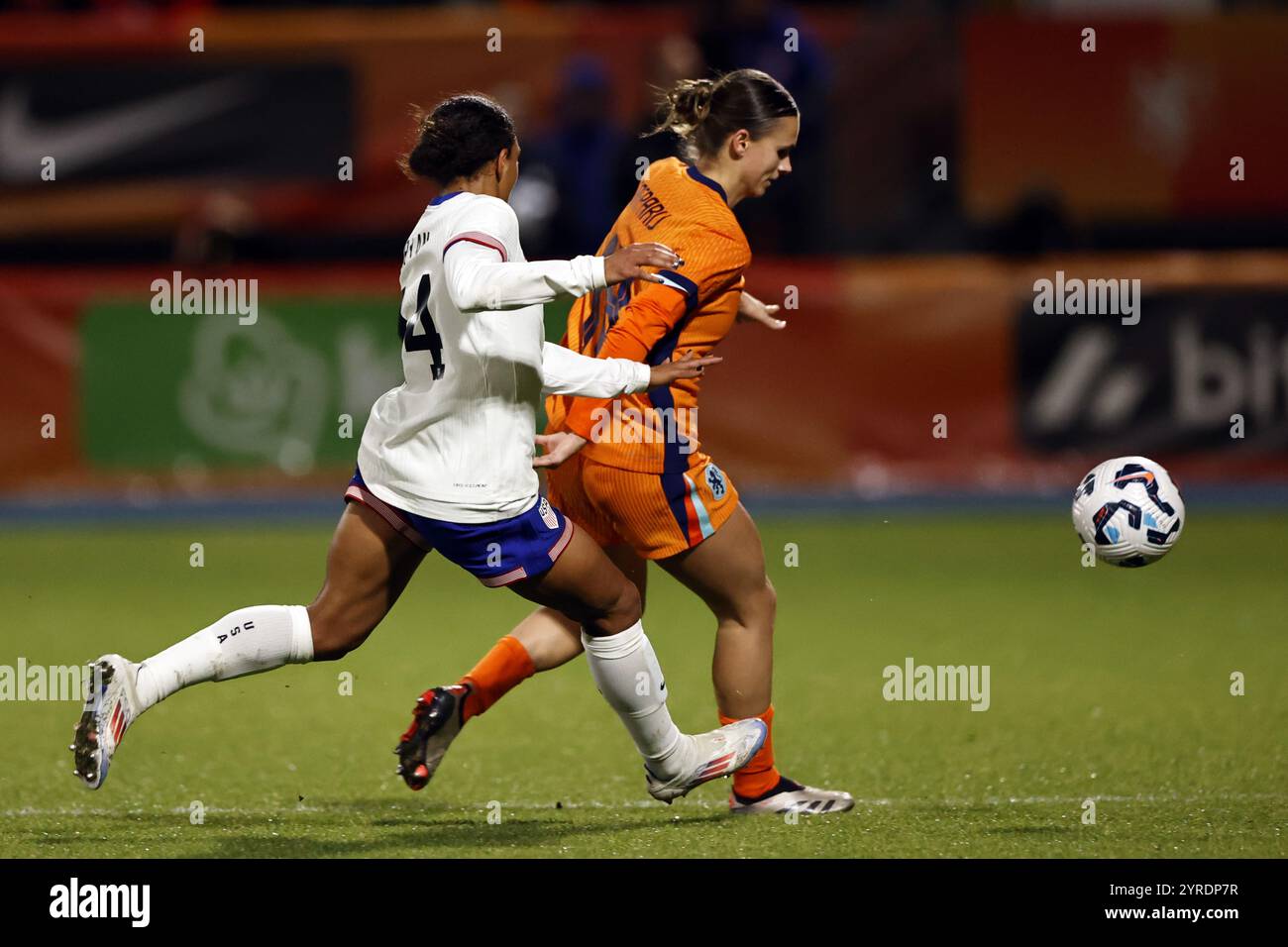 DEN HAAG - (l-r) Yazmeen Ryan of USA Women, Kerstin Casparij of Holland ...