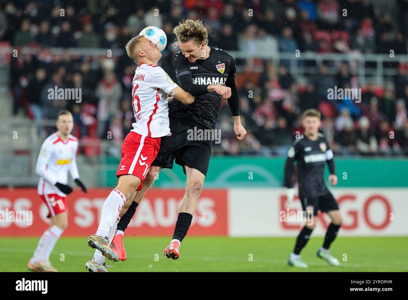Kopfballduell zwischen nick woltemade vfb stuttgart hi-res stock ...