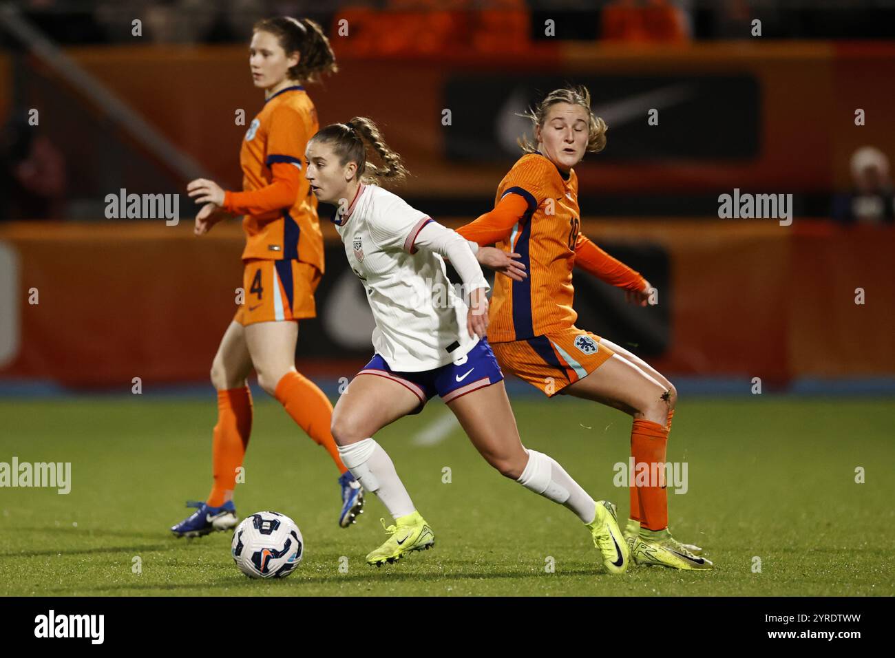DEN HAAG - (l-r) Ally Sentnor of USA Women, Wieke Kaptein of Holland ...