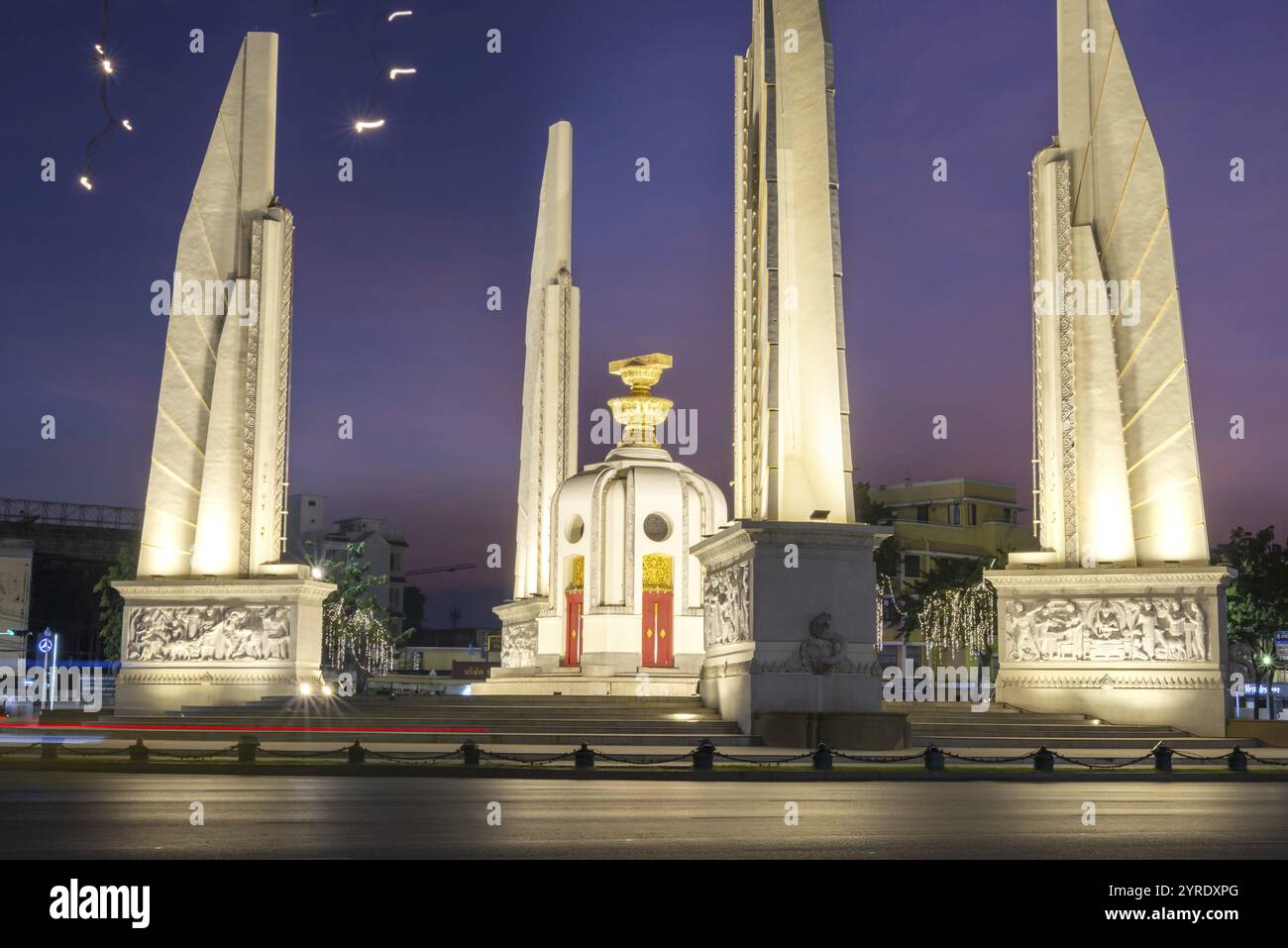 Night shot of the Democracy Monument, (Thai: Anusawari Prachathippatai ...