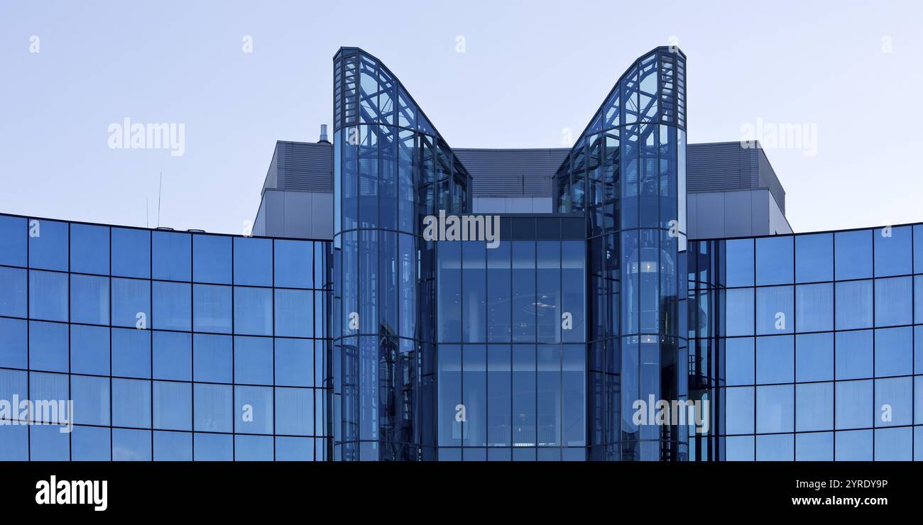 Modern, mirrored glass architecture, headquarters of Vantage Towers AG ...
