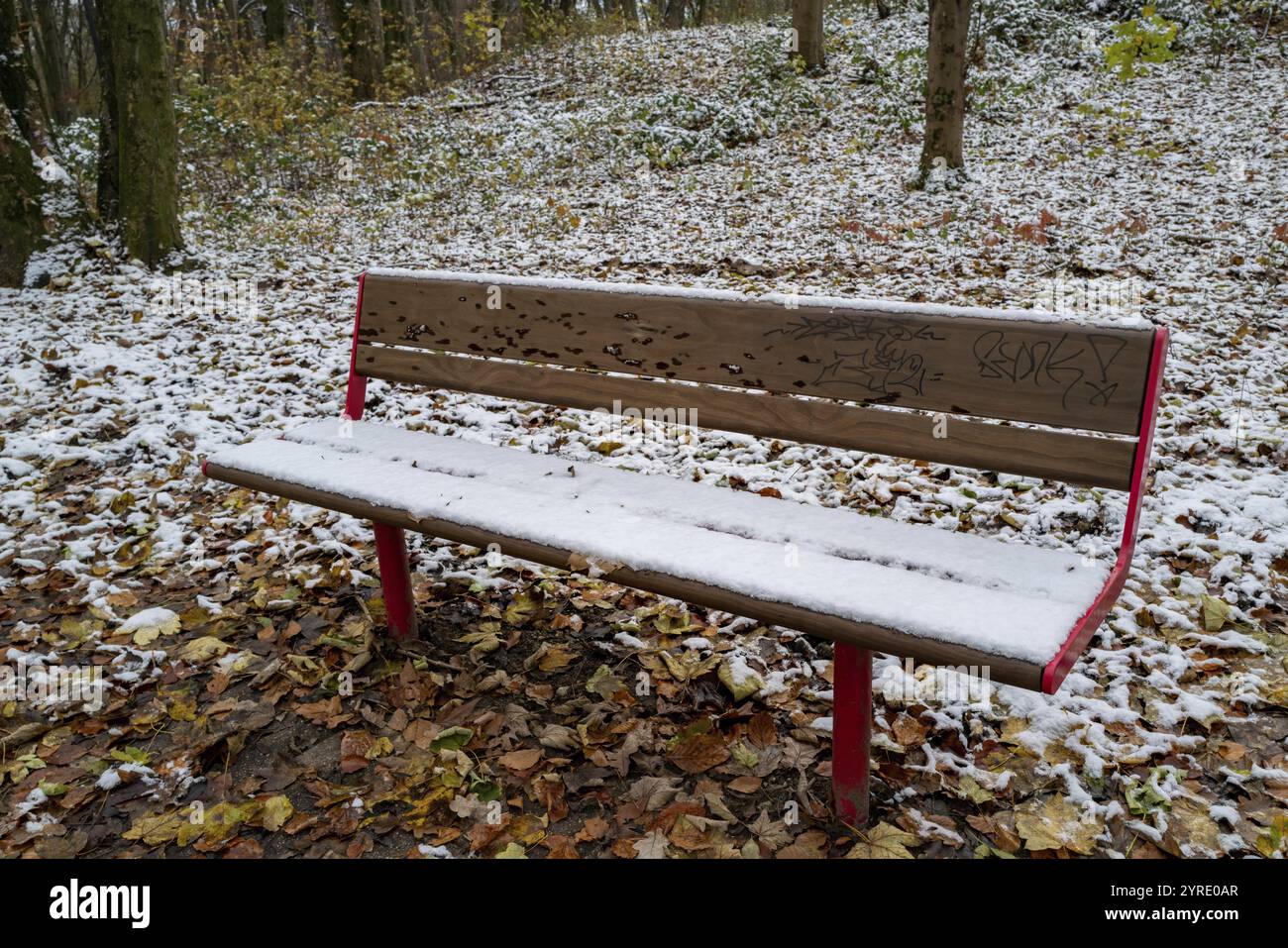 Benches in little park hi-res stock photography and images - Alamy