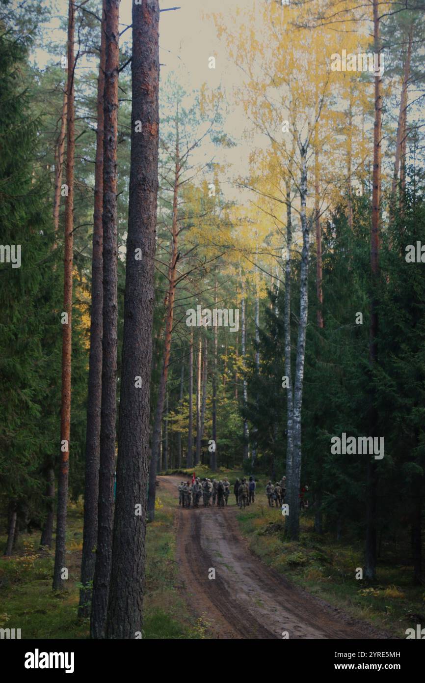 Group of soldiers traverse hi-res stock photography and images - Alamy