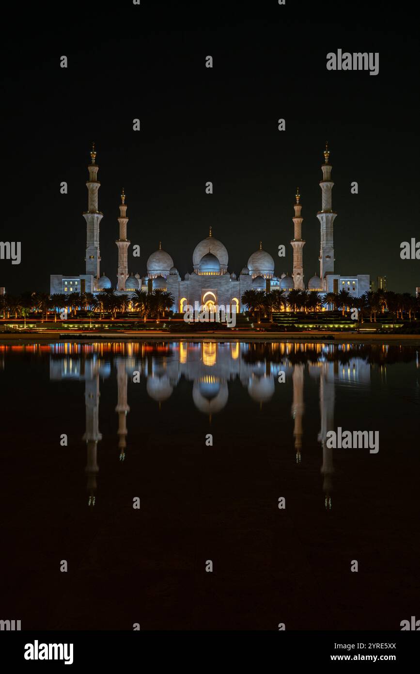 Sheikh Zayed Grand Mosque illuminated at night, its stunning ...