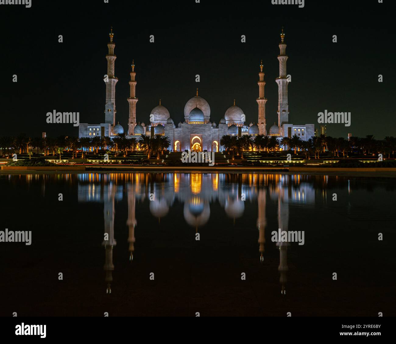 Sheikh Zayed Grand Mosque illuminated at night, its stunning ...