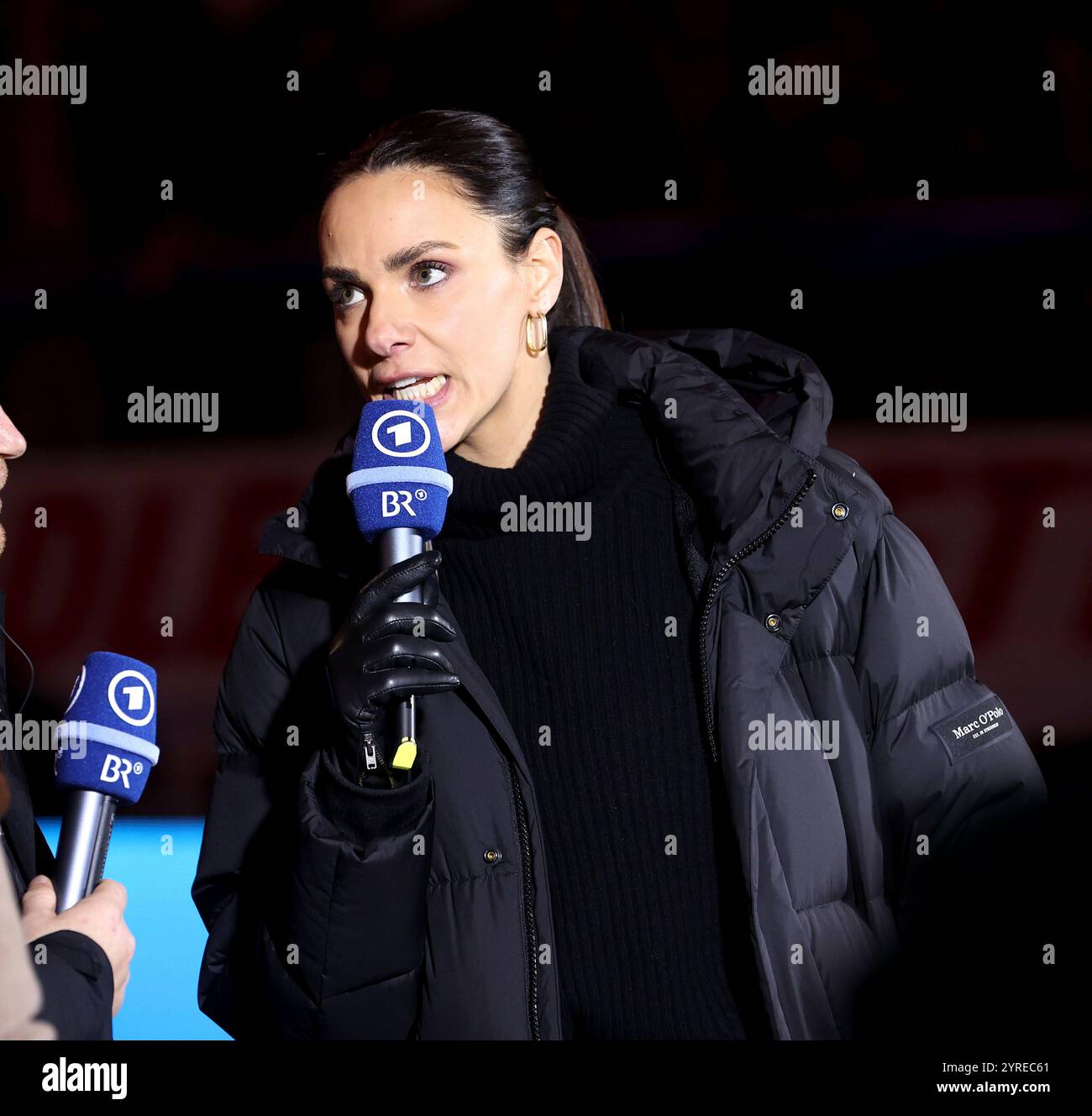 Moderatorin ard sportschau mit mikrofon hi-res stock photography and ...