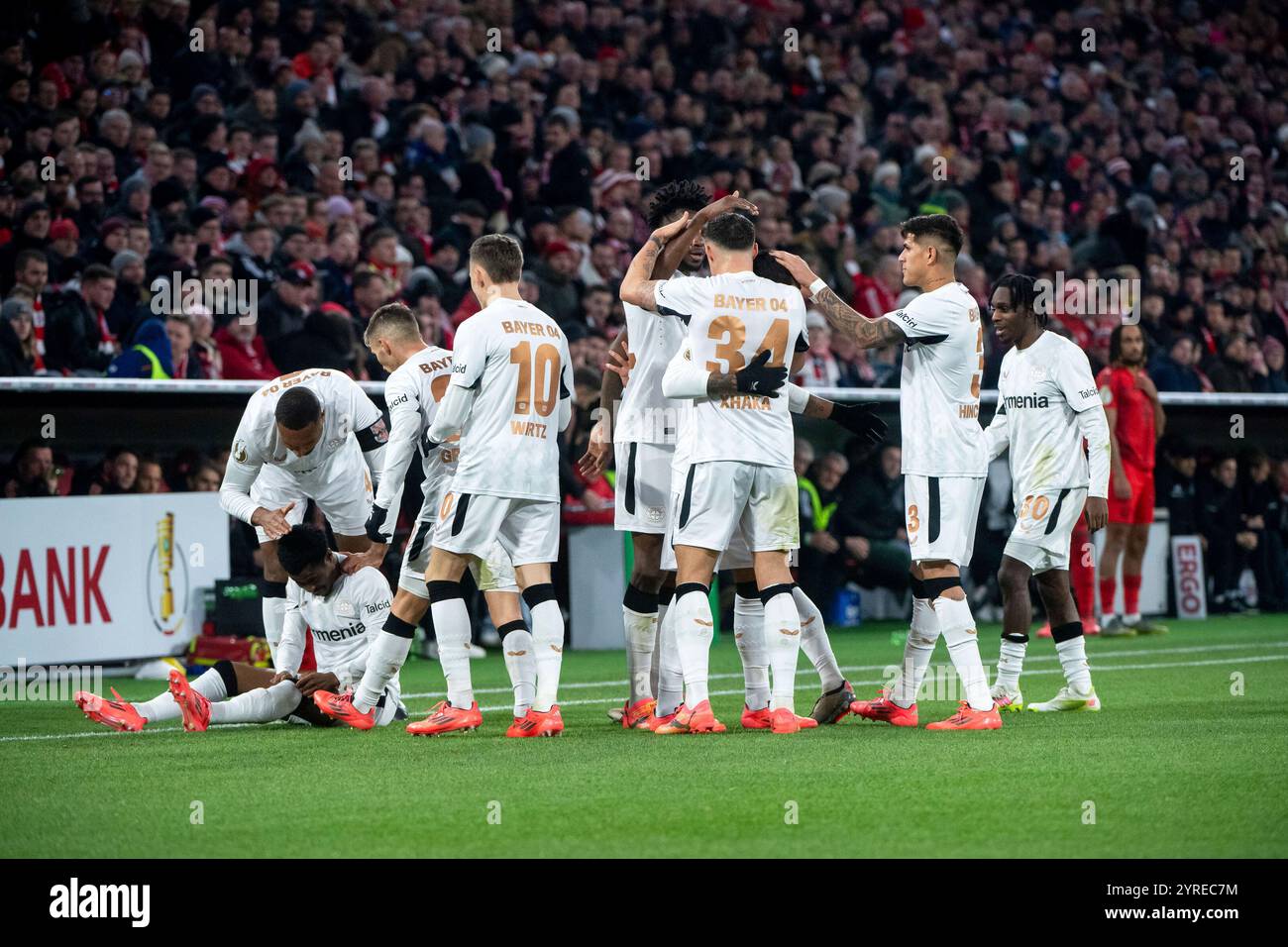 Nathan Tella (Bayer Leverkusen, #19), Jonathan Tah (Bayer Leverkusen ...