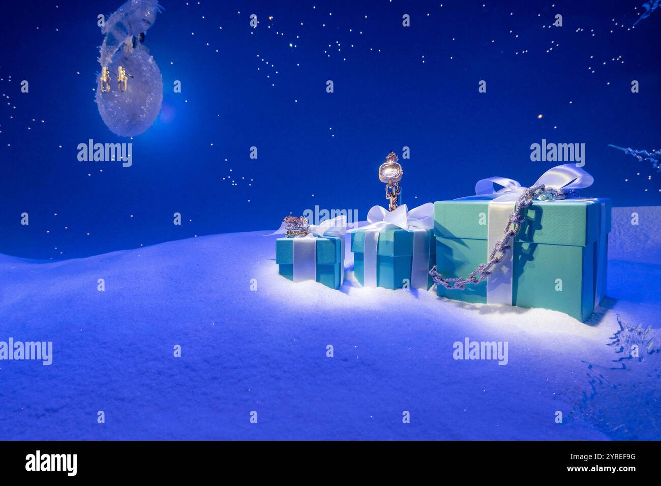 Tiffany & Co. flagship jewelry store has beautiful window displays ...