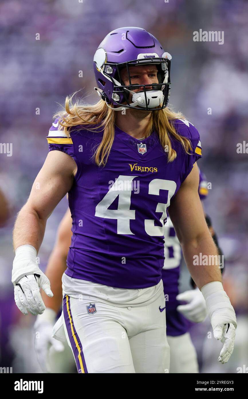 Minnesota Vikings linebacker Andrew Van Ginkel (43) warms up before an ...