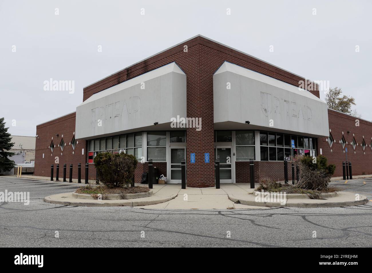 Permanently closed for business hi-res stock photography and images - Alamy