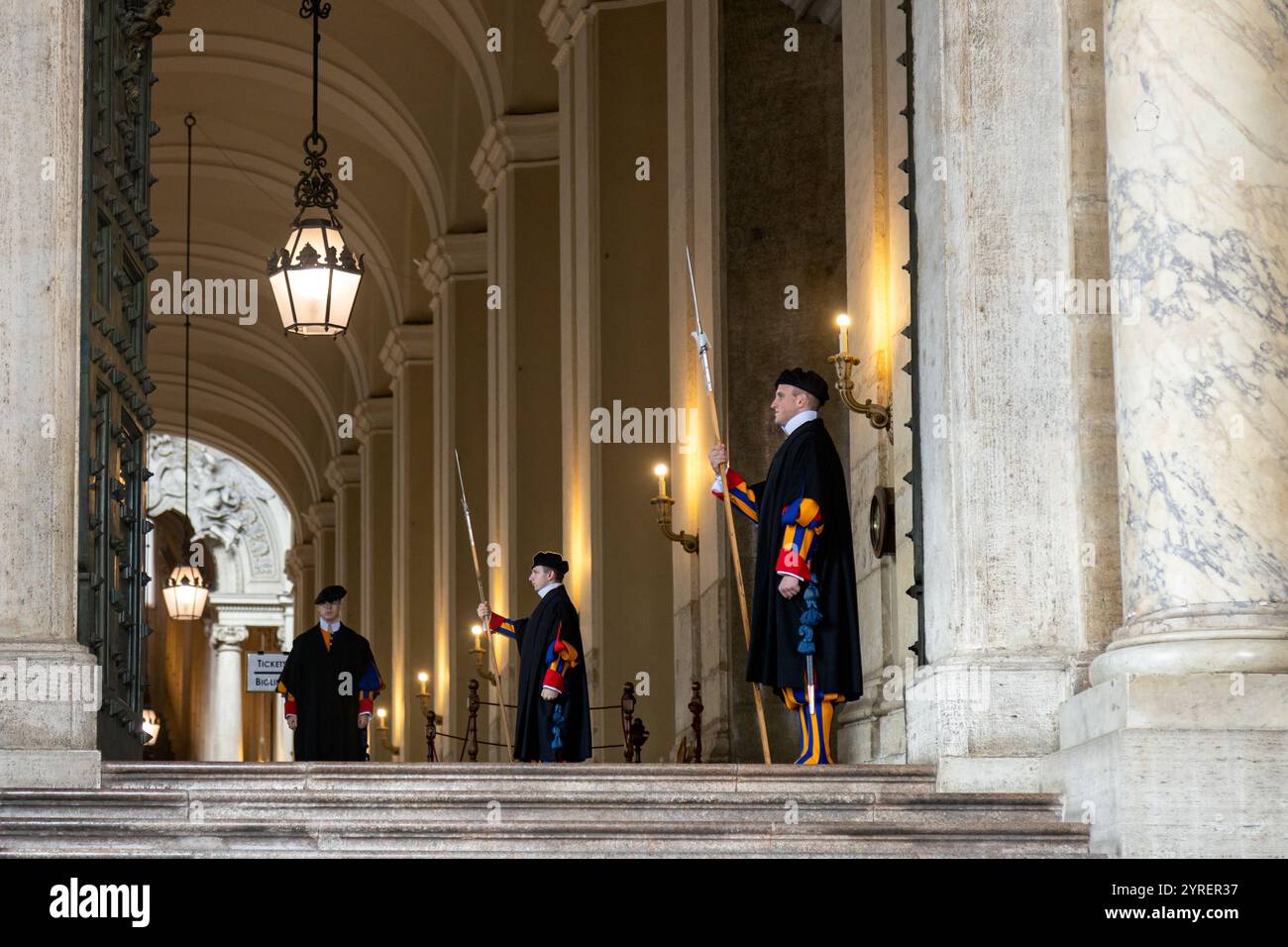 Portone di bronzo hi-res stock photography and images - Alamy