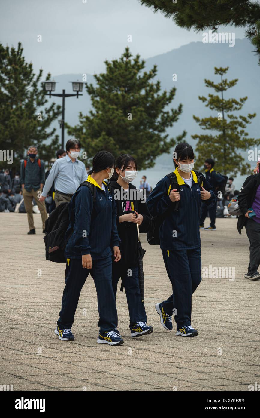 Studentsoutdoor hi-res stock photography and images - Alamy