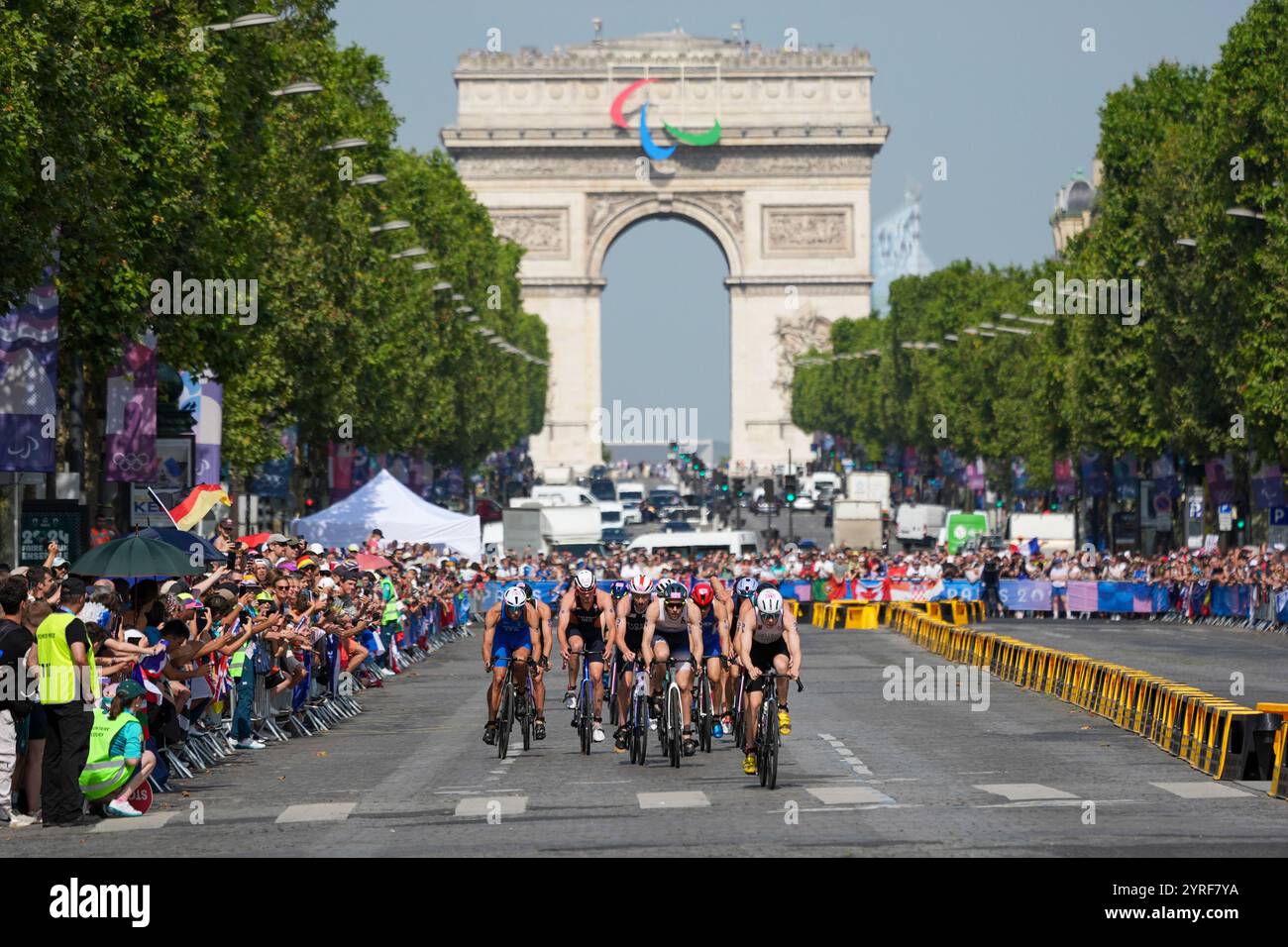 Paris, France. 31st July, 2024. Competitors race down the Champs ...